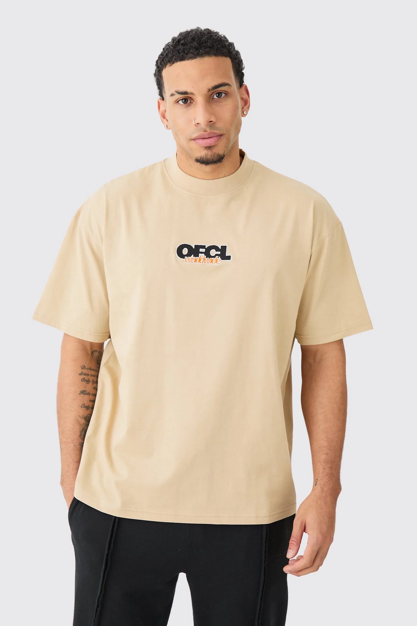 OVERSIZED EXTENDED NECK OFCL T-SHIRT